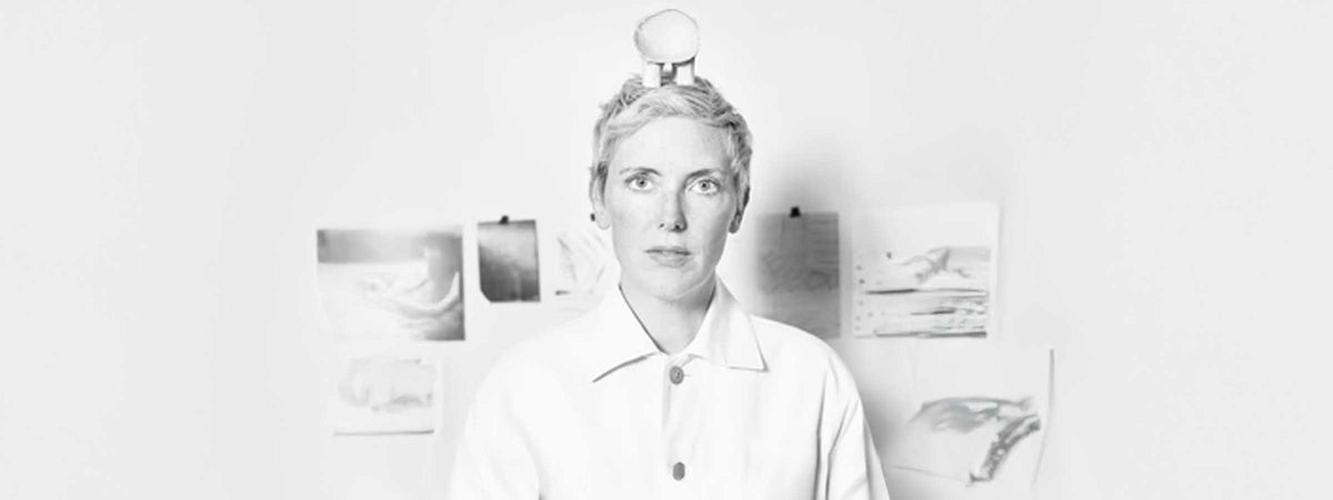 Väggspegel SQUASH av Faye Toogood för Poltrona Frau. Handla på Design Italy