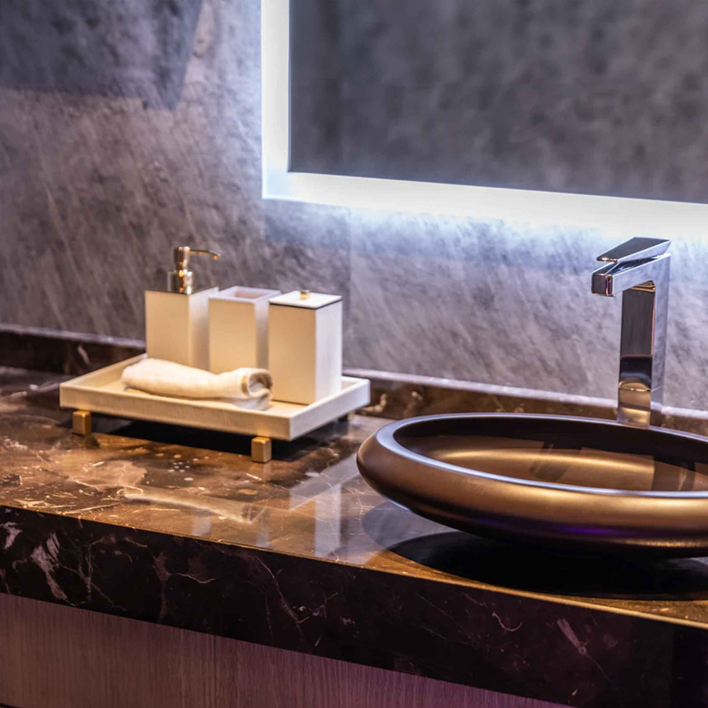 Square Leather Bathroom Set POSEIDON by Pinetti - Design Italy
