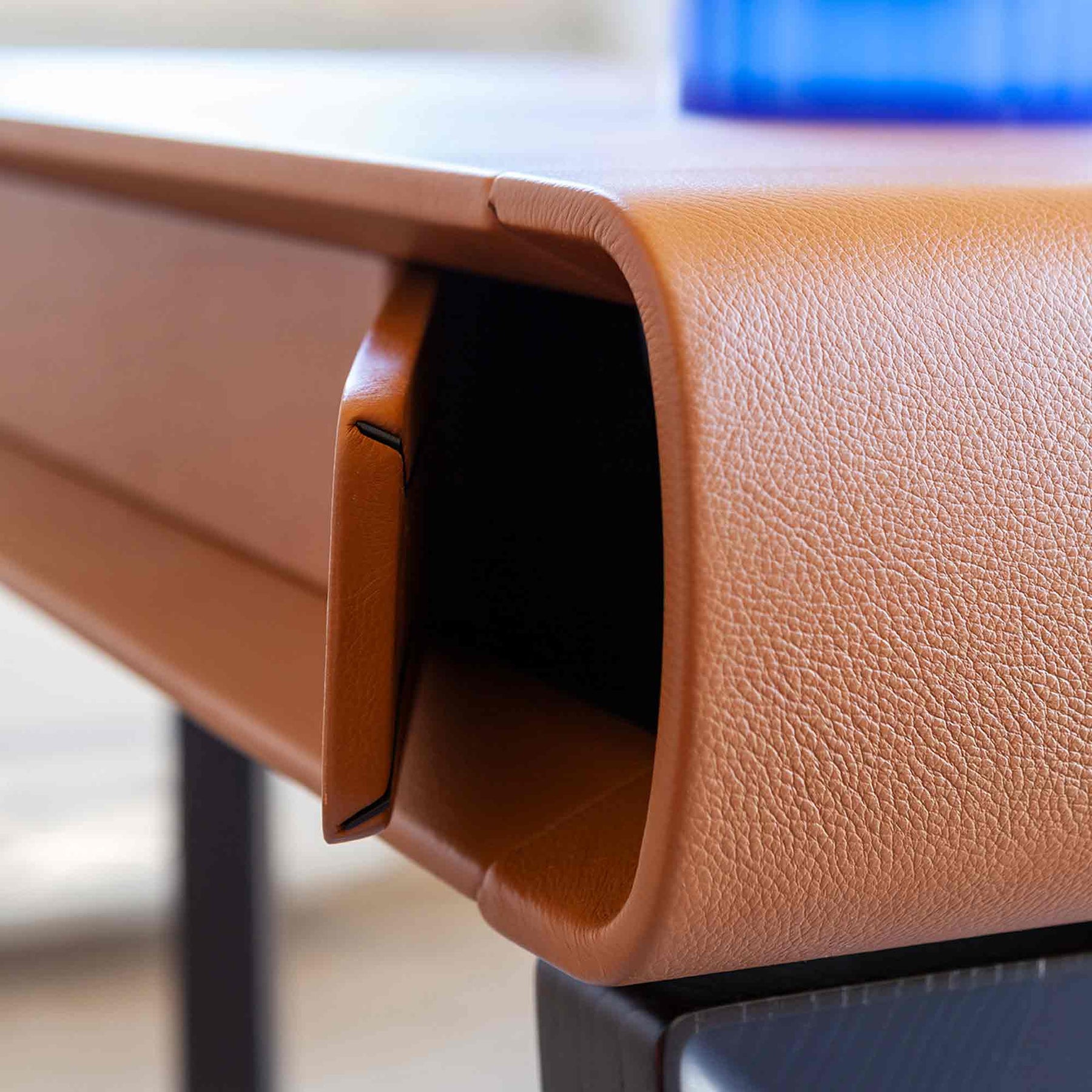 Leather Desk PEEK A BOOK by R. Lazzeroni for Poltrona Frau. Shop on ...