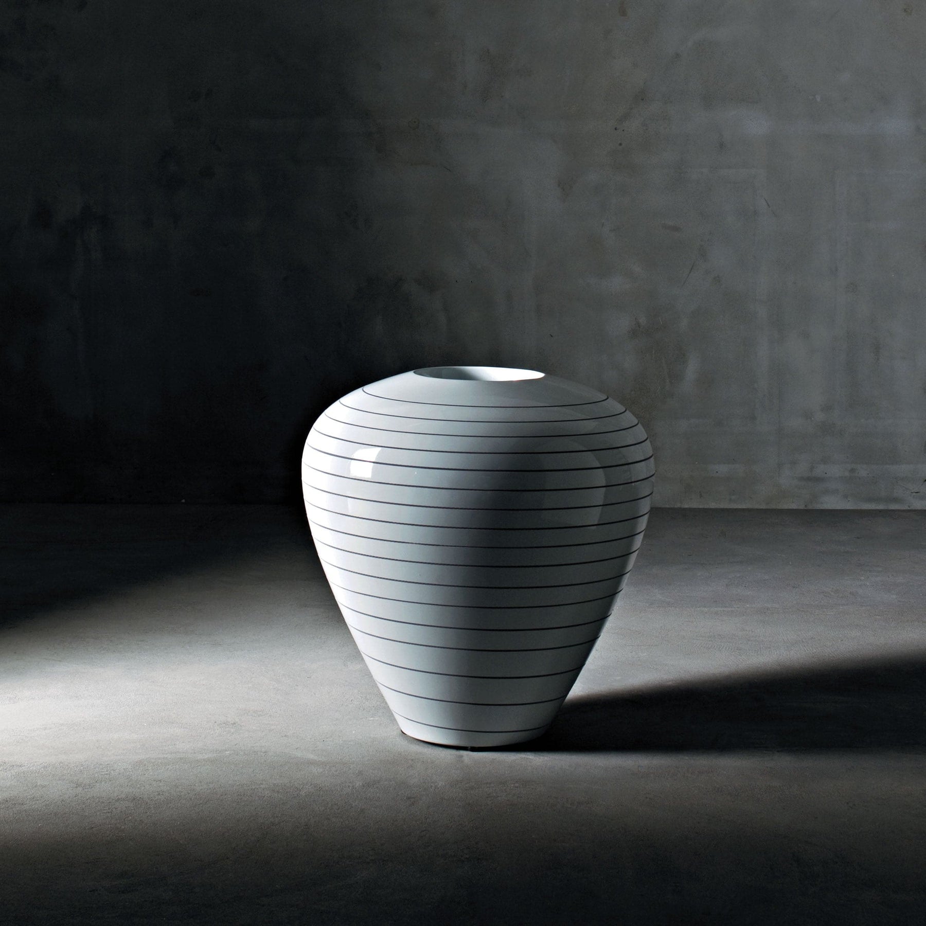 Udendørs Vase GRAND MARY af Marc Sadler for Serralunga. Køb på Design Italy